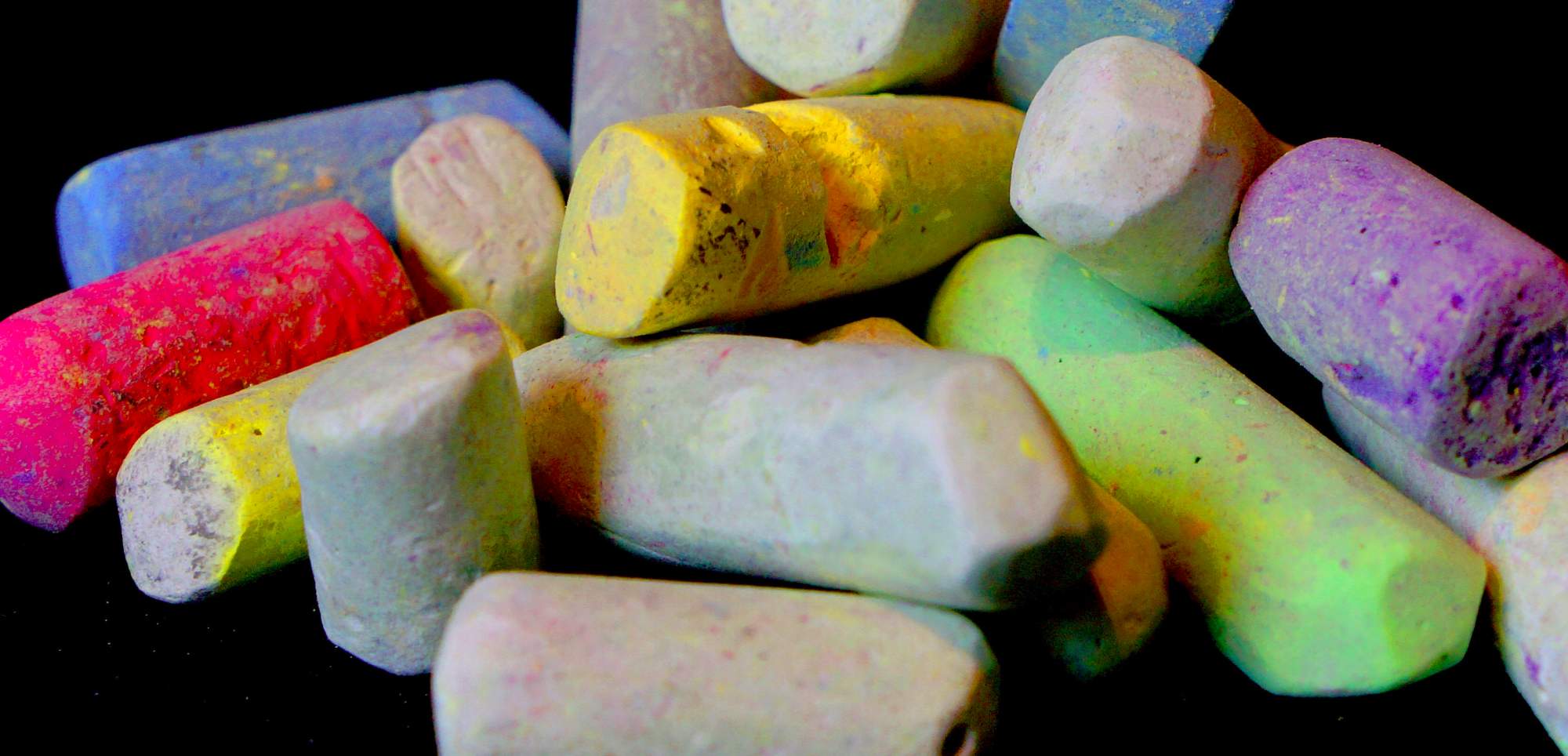Solve p-Multicoloured_chalk jigsaw puzzle online with 136 pieces