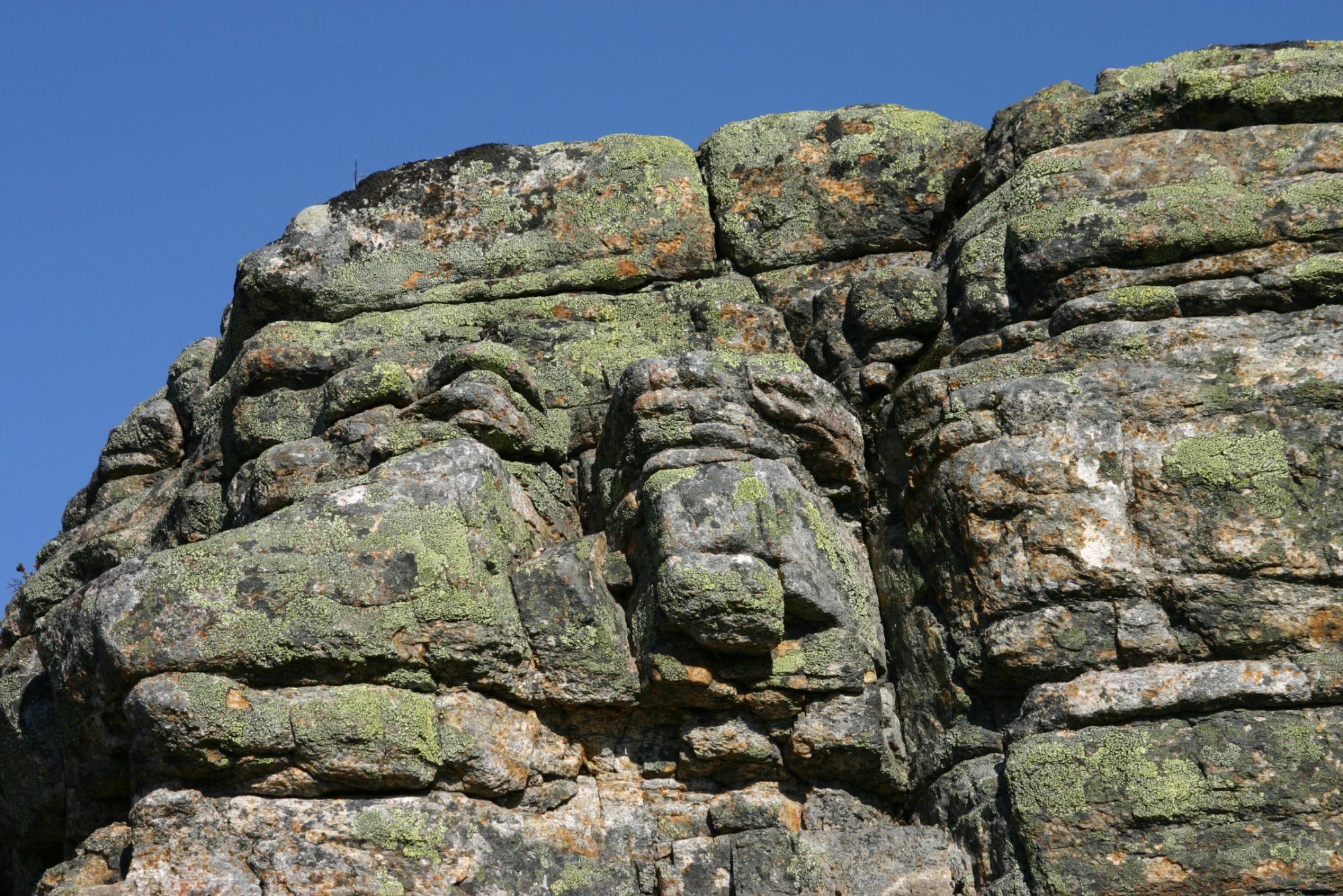 Solve Crumbling rock formation jigsaw puzzle online with 198 pieces