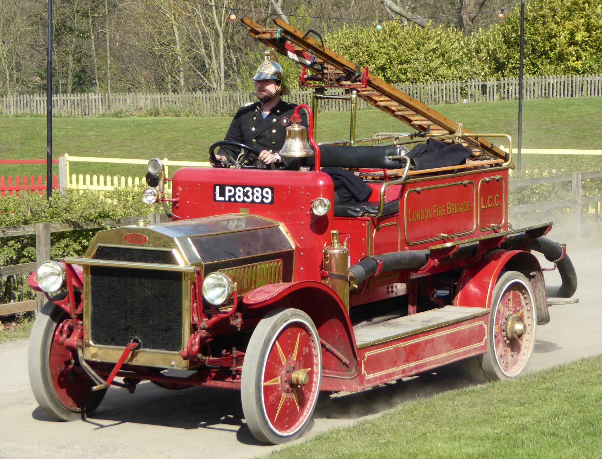 Solve 1916 Dennis N-Type Fire Engine jigsaw puzzle online with 300 pieces