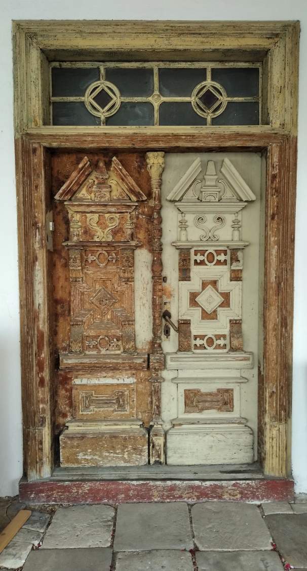 Solve dveře - door jigsaw puzzle online with 32 pieces