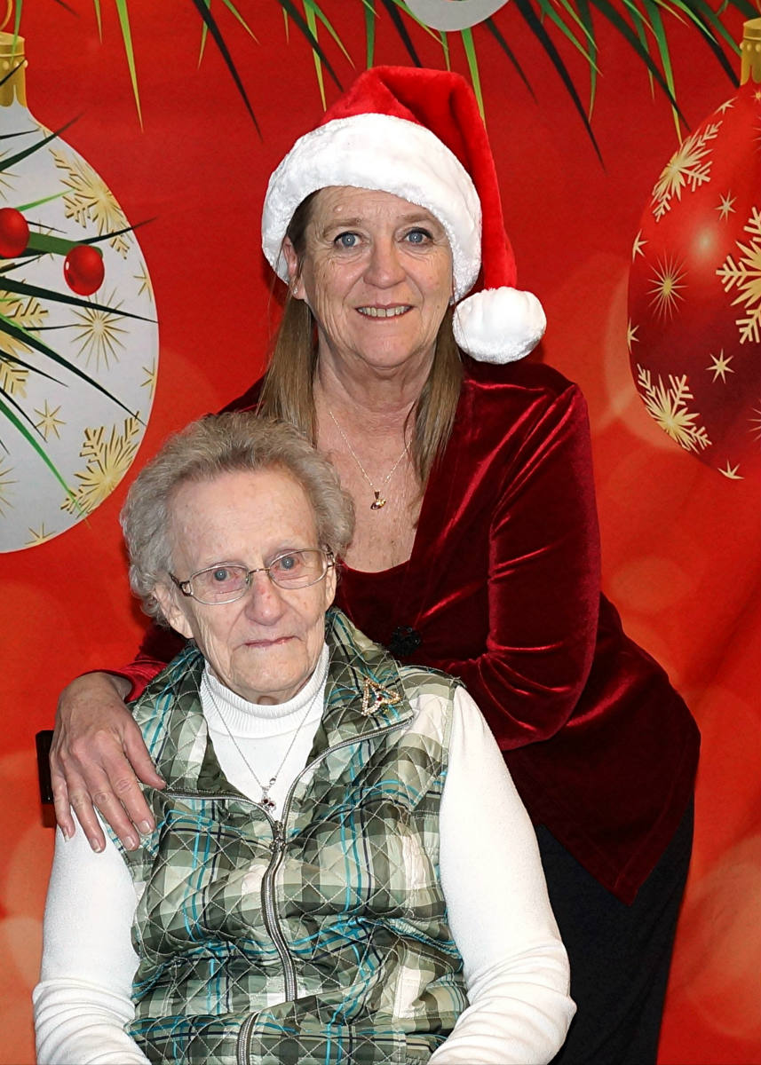 Solve Cindy and Mom-12-24-2017-5x7 jigsaw puzzle online with 204 pieces