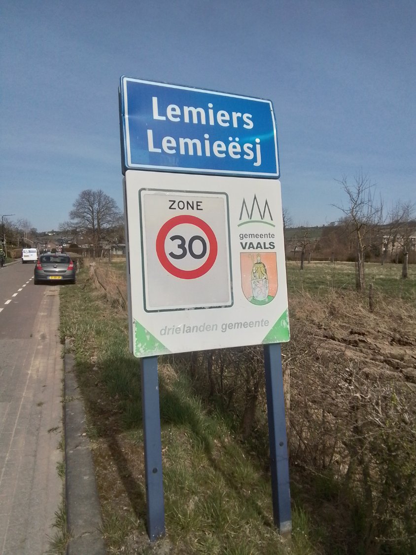 Solve Lemiers Limburg Netherlands jigsaw puzzle online with 12 pieces
