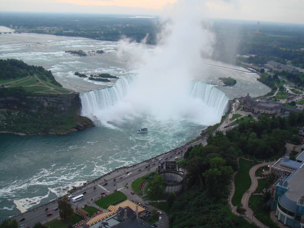 Solve Niagara Falls jigsaw puzzle online with 108 pieces