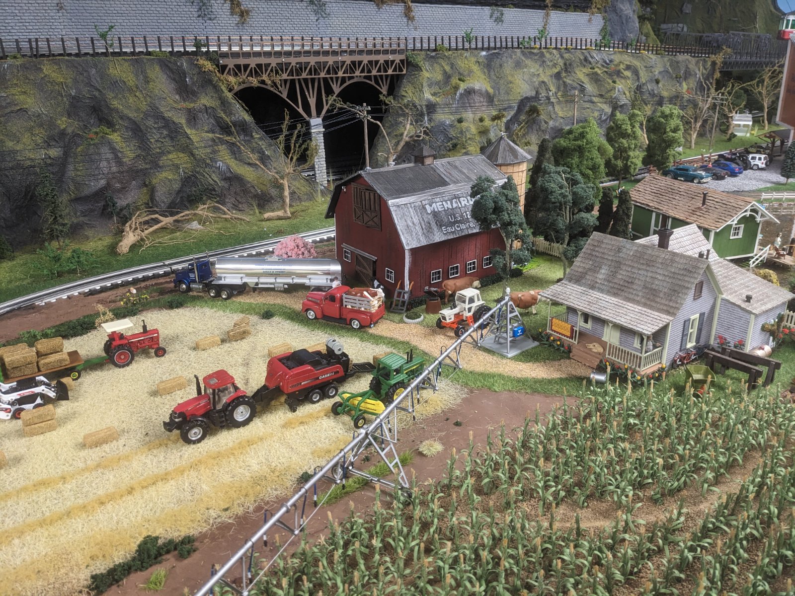 Solve Model RR: Farmhouse n Barn jigsaw puzzle online with 48 pieces