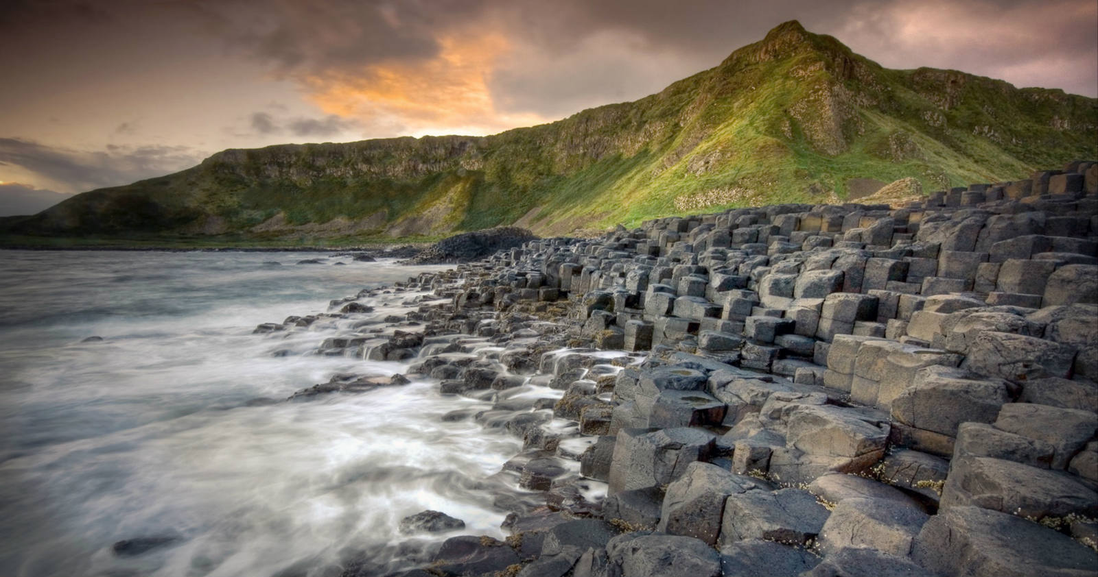 Solve Giant's Causeway jigsaw puzzle online with 325 pieces