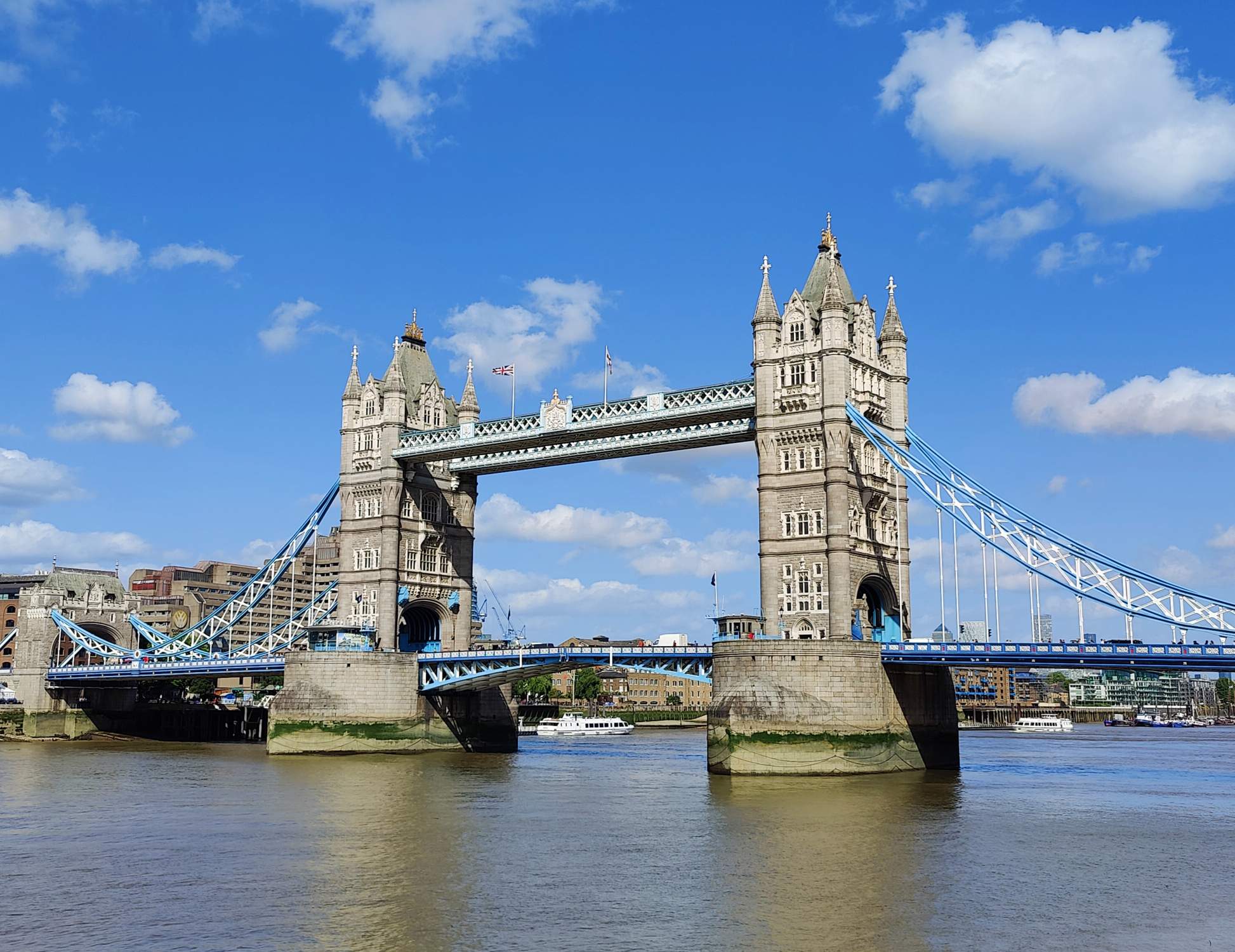 Solve Tower Bridge jigsaw puzzle online with 221 pieces