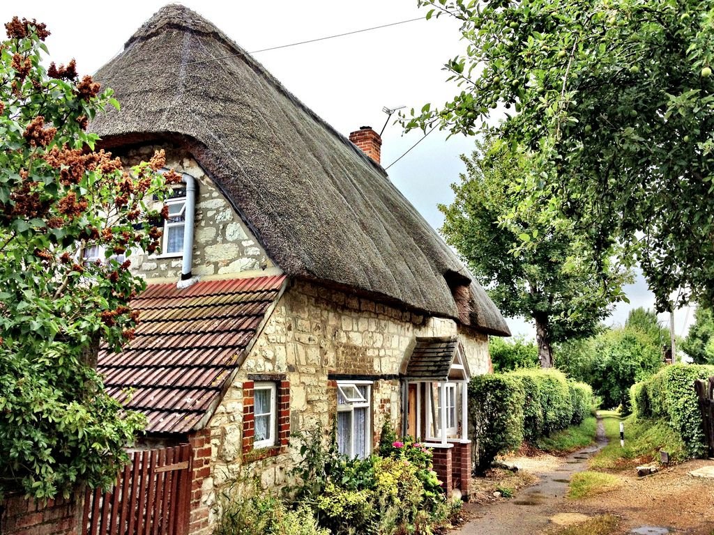 Solve English Country cottage jigsaw puzzle online with 99 pieces