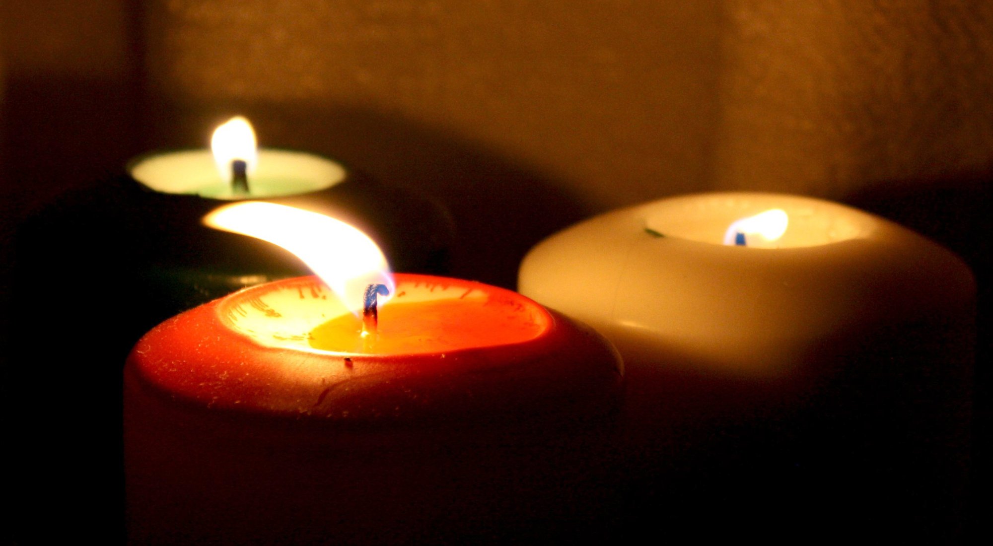 Solve Burning_candle jigsaw puzzle online with 200 pieces