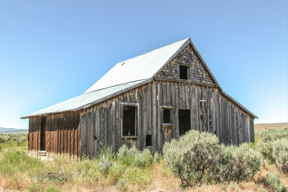 Solve EASTERN OREGON BARN jigsaw puzzle online with 35 pieces