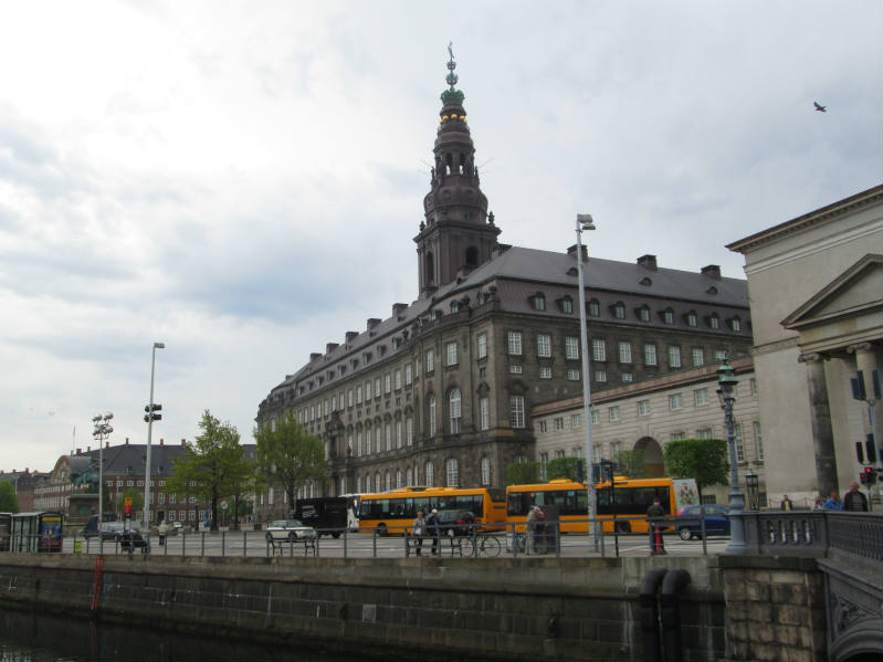 Solve Christiansborg Slot (Palace) jigsaw puzzle online with 12 pieces