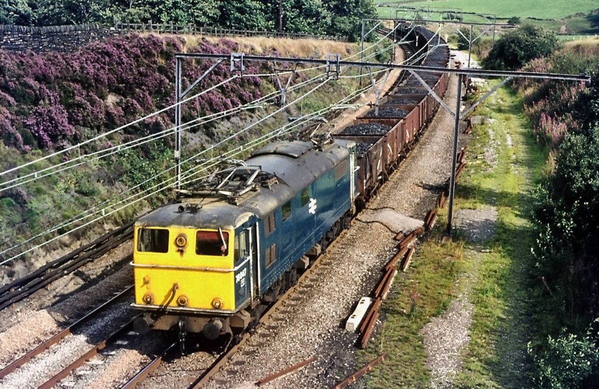 Solve BR Class 76 76047 at Eklands. jigsaw puzzle online with 104 pieces