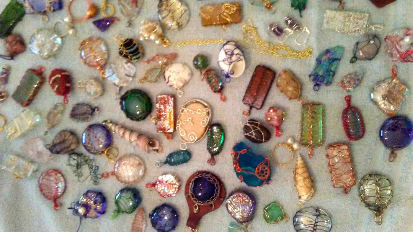 Solve wire-wrapped-glass jigsaw puzzle online with 112 pieces