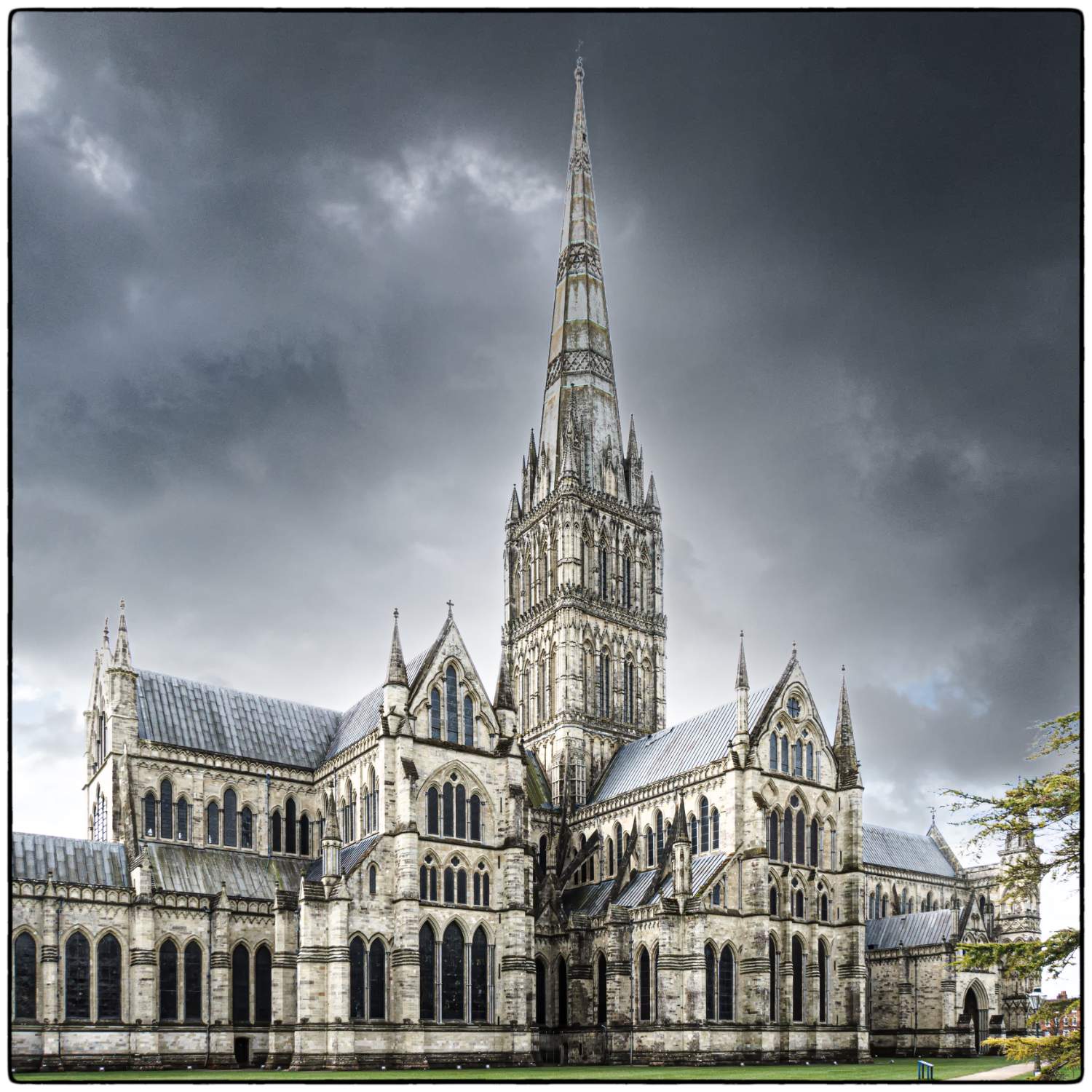 Solve Salisbury Cathedral jigsaw puzzle online with 306 pieces