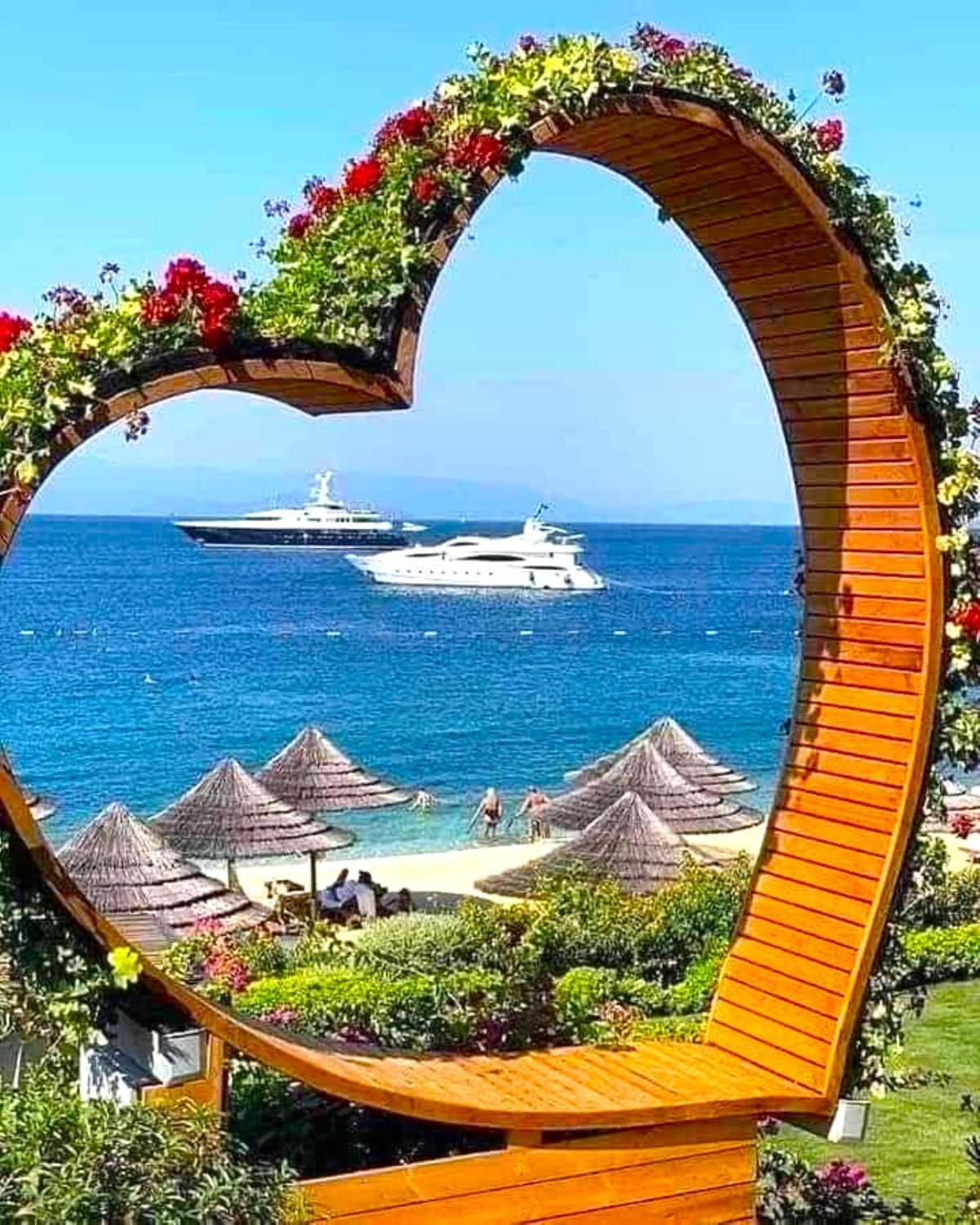 Solve Romantic Vacation jigsaw puzzle online with 154 pieces