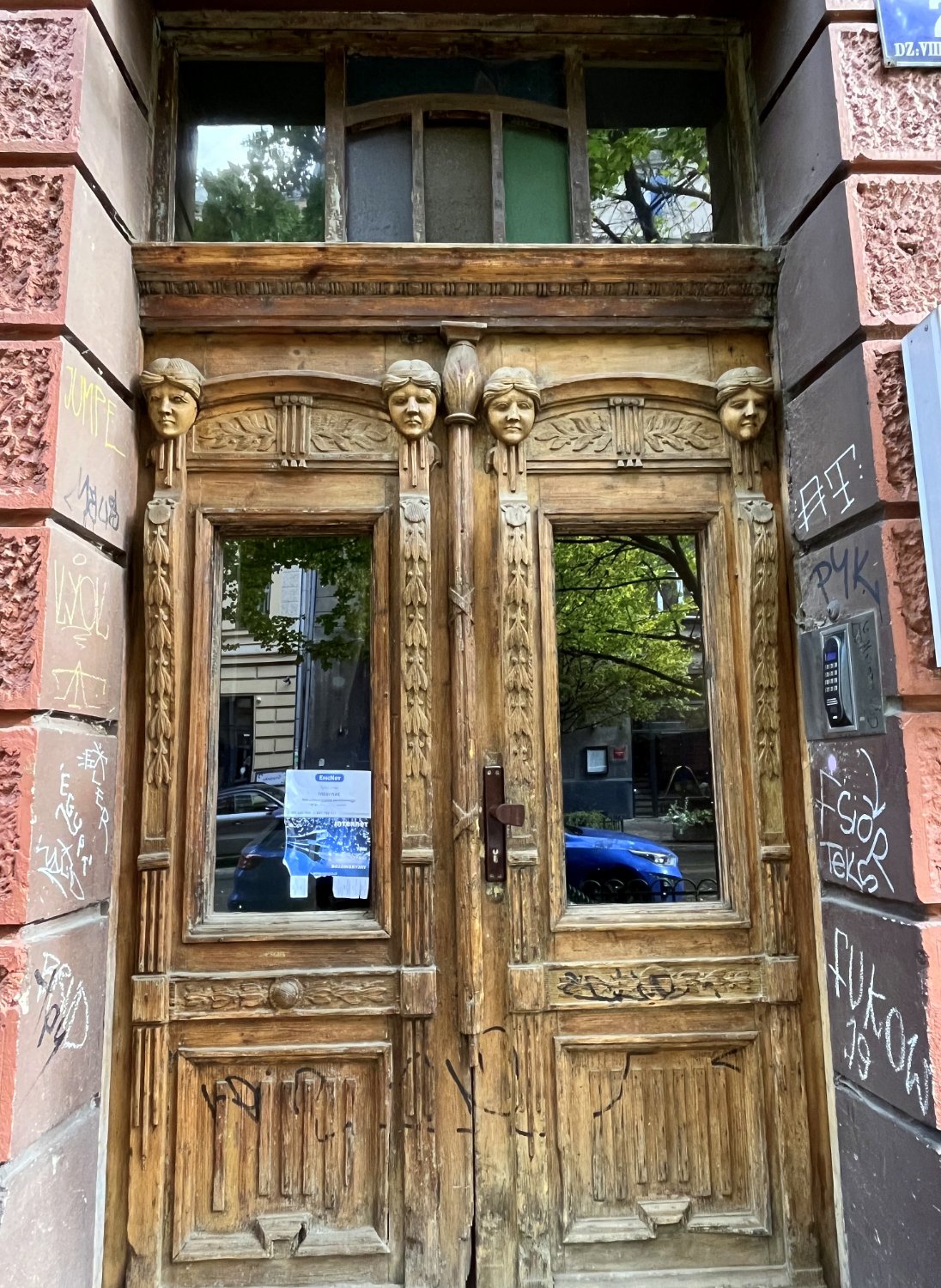Solve Door jigsaw puzzle online with 88 pieces