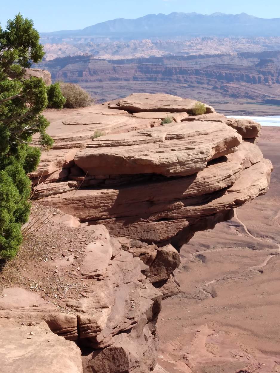 Solve On the edge jigsaw puzzle online with 80 pieces