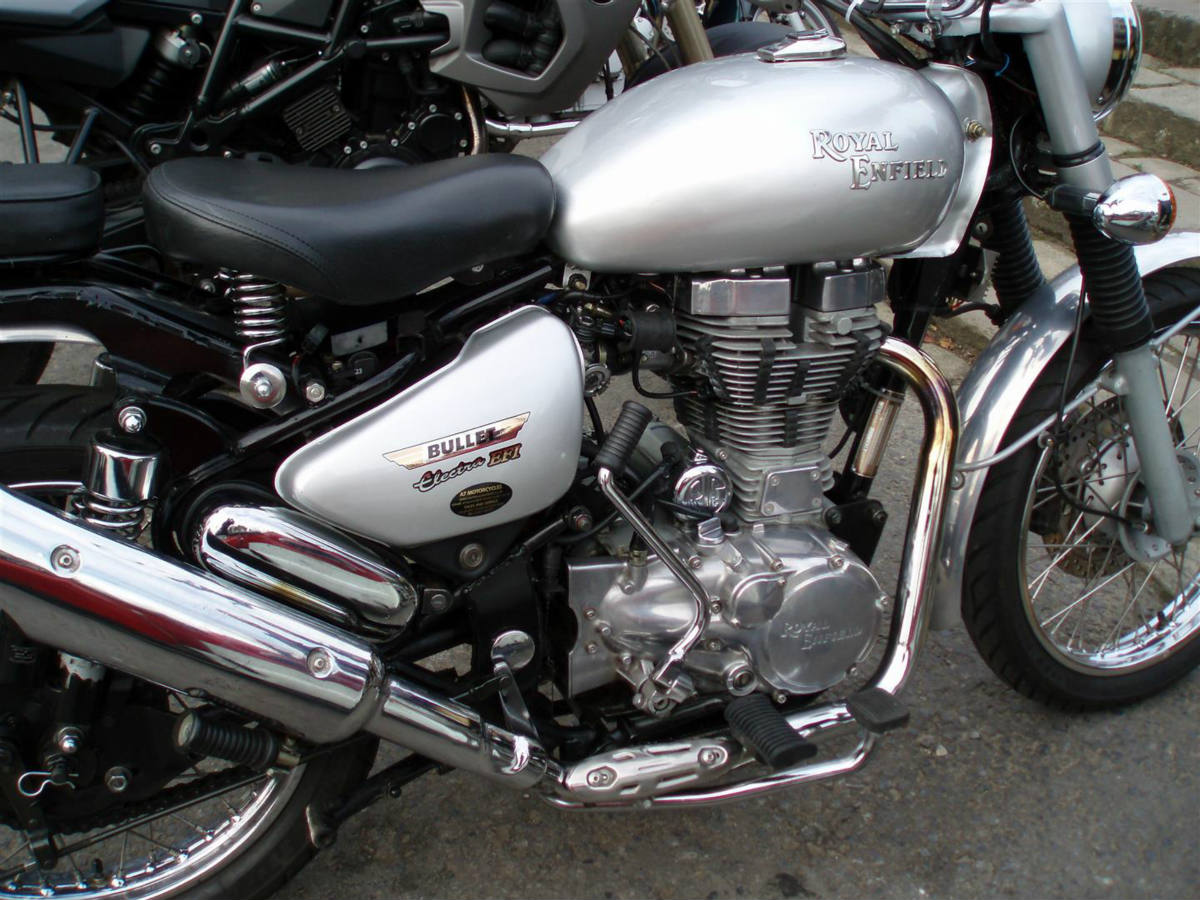 Solve Royal Enfield Bullet (6) (Large) jigsaw puzzle online with 48 pieces