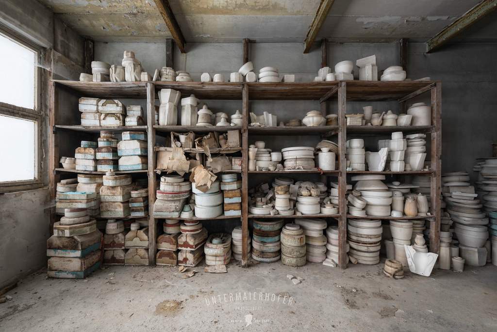 Solve pottery rack jigsaw puzzle online with 96 pieces