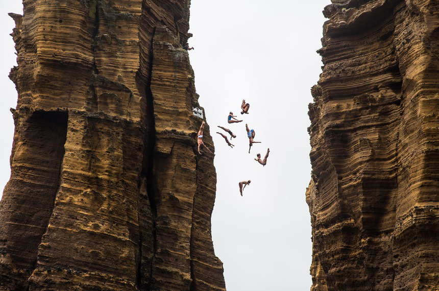 Solve Cliff diving in the Azores jigsaw puzzle online with 70 pieces