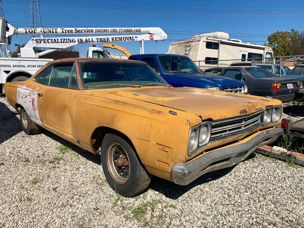 Solve 1969 Road Runner jigsaw puzzle online with 108 pieces