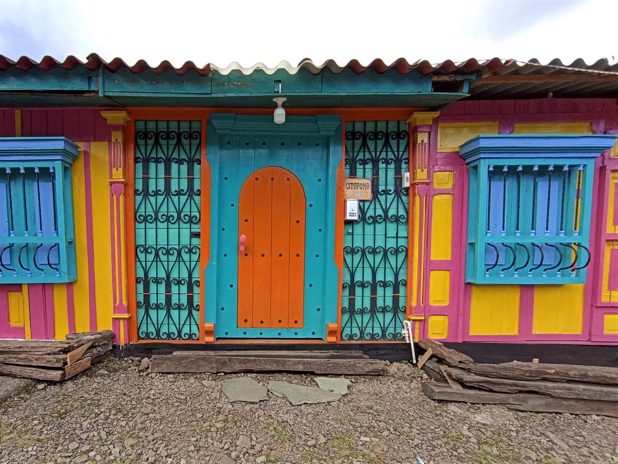 Solve Hotel Los Colores-Corinto-Colombia jigsaw puzzle online with 594 ...