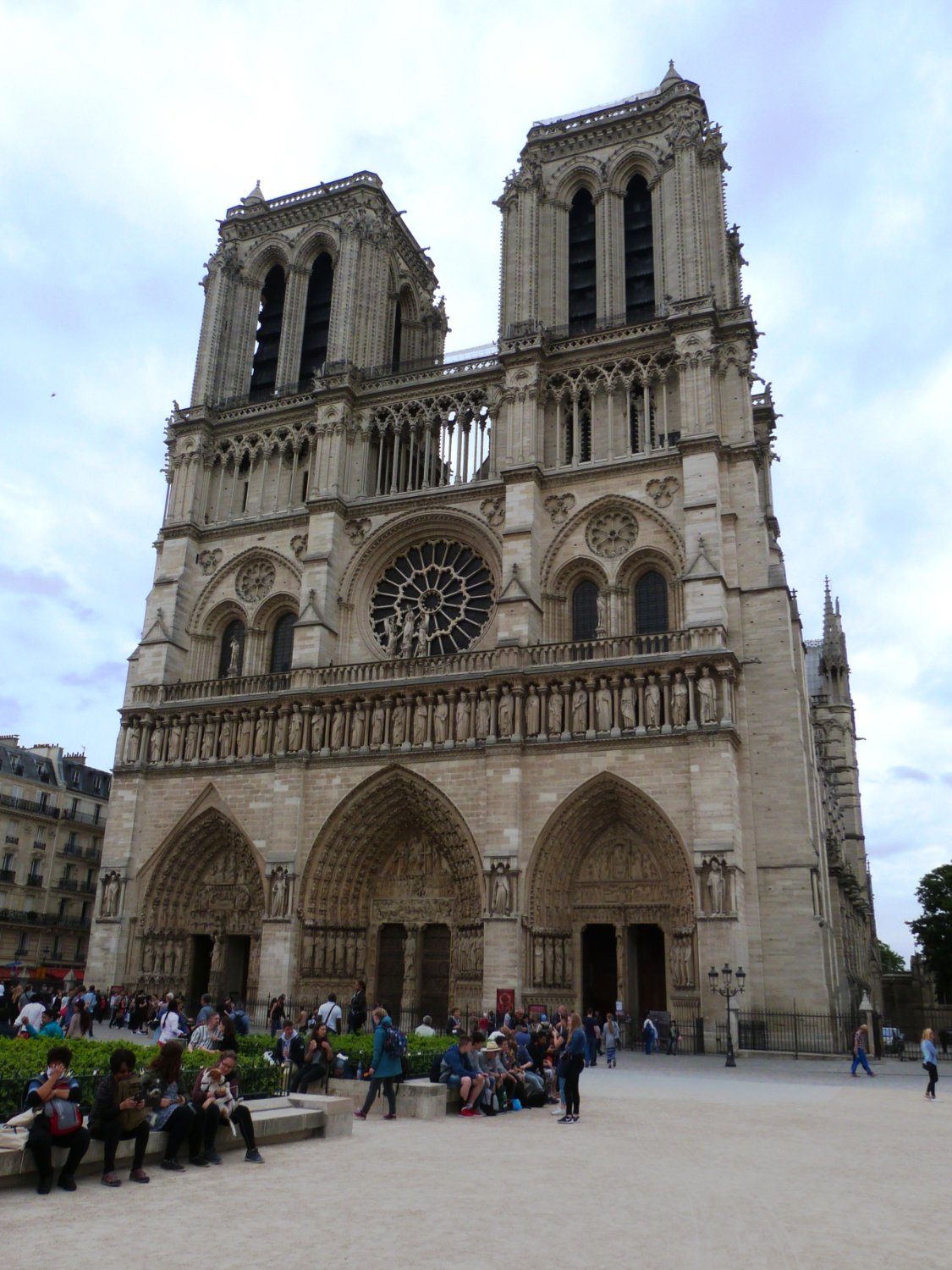 Solve Notre Dame Cathedral, Paris jigsaw puzzle online with 154 pieces