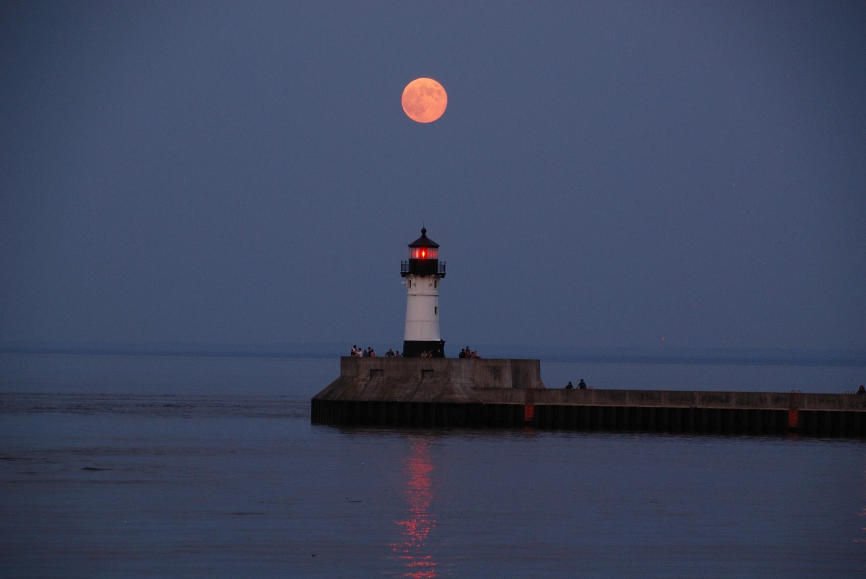 Solve Thursday 07/04/24 (Full Moon) jigsaw puzzle online with 176 pieces