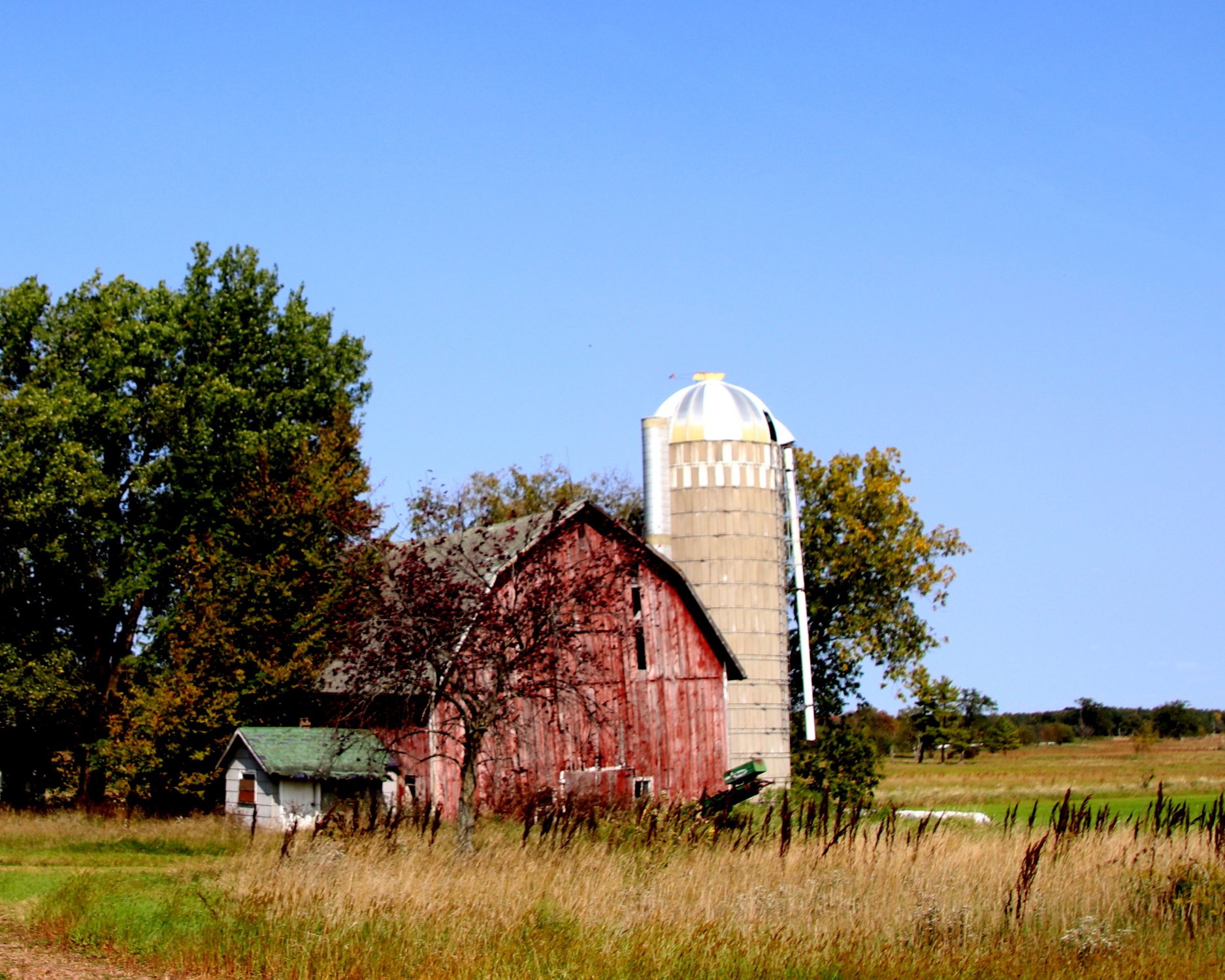 Solve old barn jigsaw puzzle online with 238 pieces