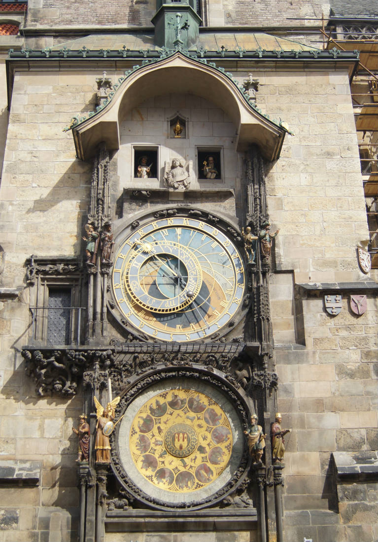 Solve Astronomical clock, Prague jigsaw puzzle online with 88 pieces