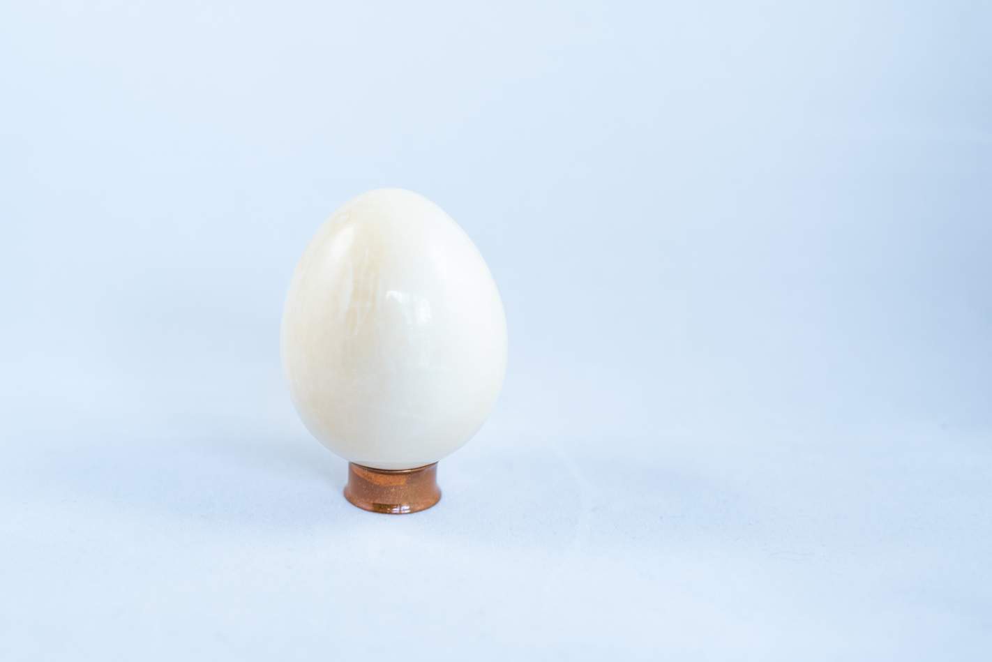 Solve Alabaster Egg jigsaw puzzle online with 35 pieces