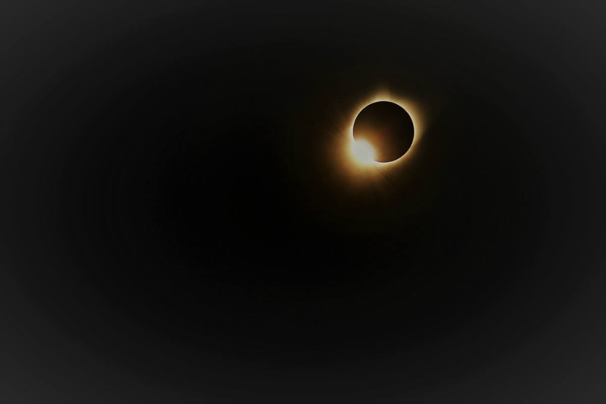 Solve Total solar eclipse, diamond ring. jigsaw puzzle online with 70 ...