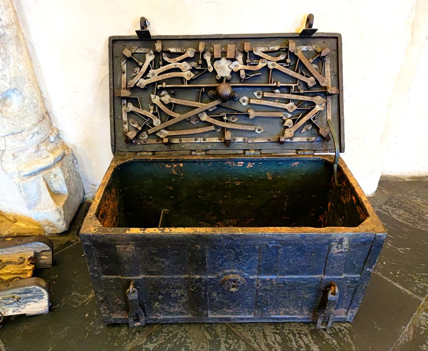 Solve Medieval Locking Mechanism jigsaw puzzle online with 72 pieces