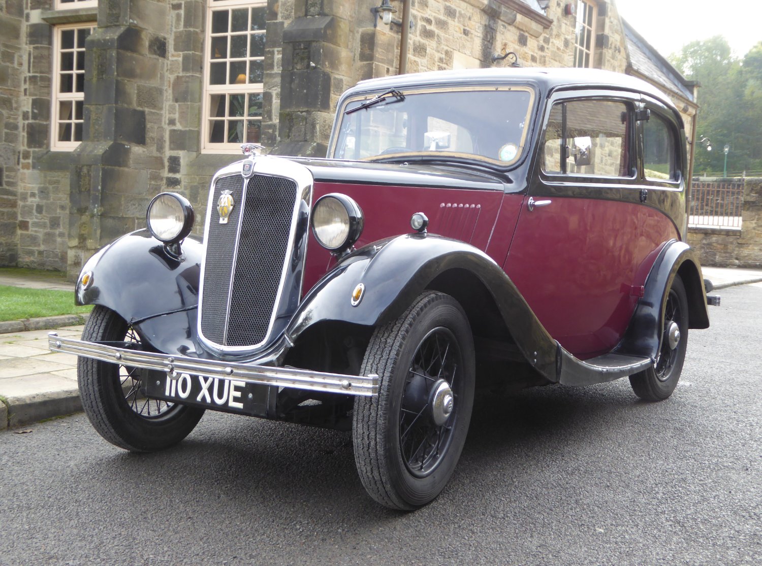 Solve 1935 Morris Eight Saloon jigsaw puzzle online with 35 pieces