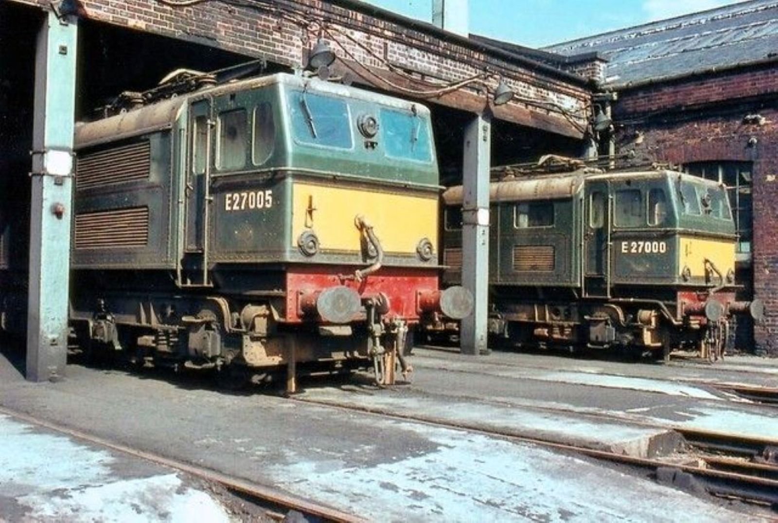 Solve E27005 and E27000 at Bury. jigsaw puzzle online with 247 pieces