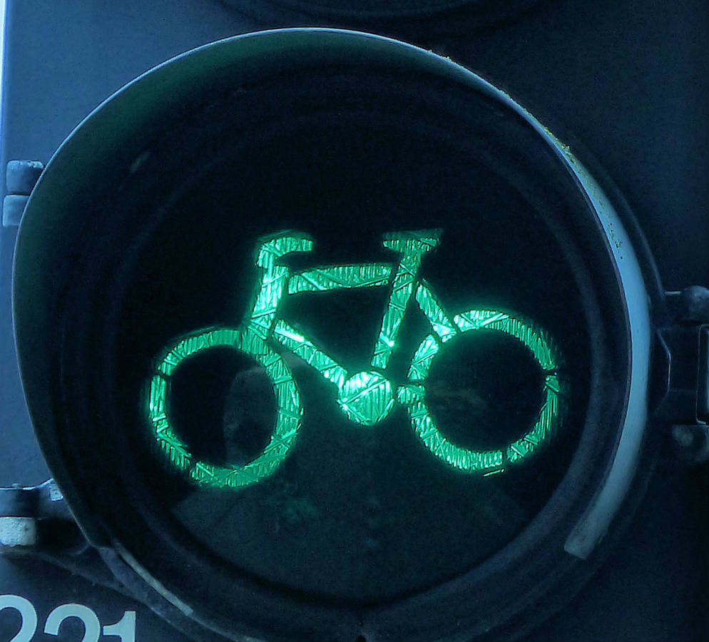 Solve traffic light :-)))) jigsaw puzzle online with 42 pieces