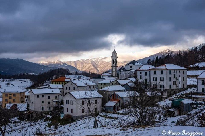 Solve Pietranera di Rovegno, Italy jigsaw puzzle online with 70 pieces