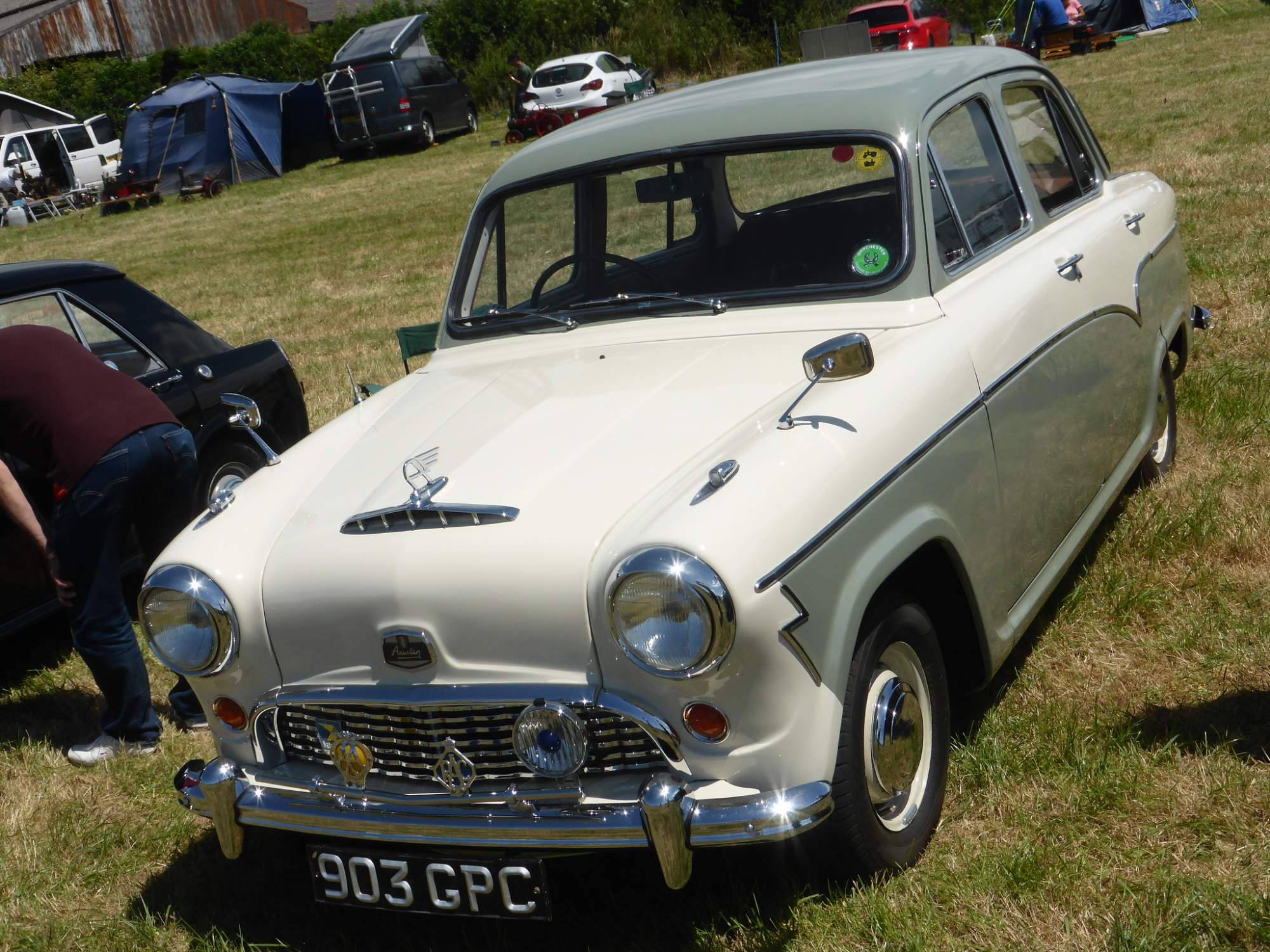 Solve Austin "A55" Cambridge - 1958 jigsaw puzzle online with 221 pieces