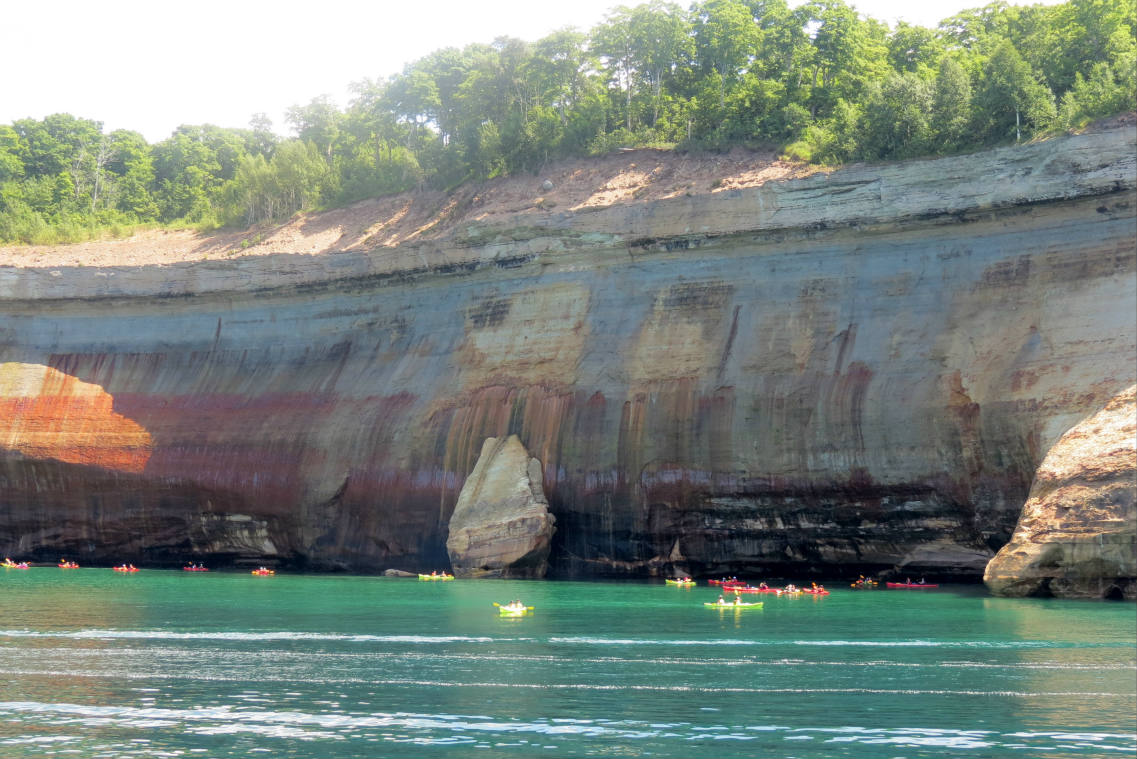 Puzzle | 35 pièces | A Kayak Adventure--Exploring Cliffs & Caves At ...