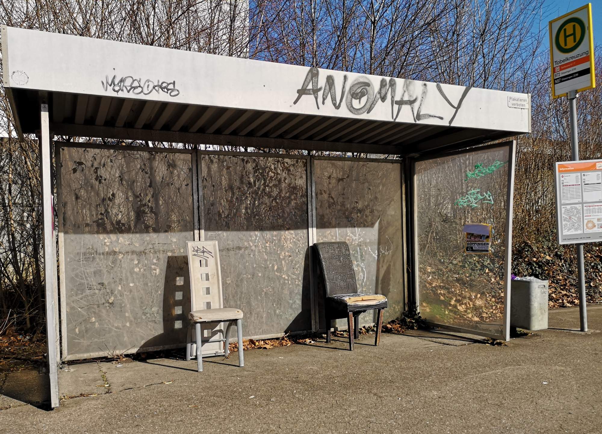 Solve anomaly bus stop jigsaw puzzle online with 204 pieces