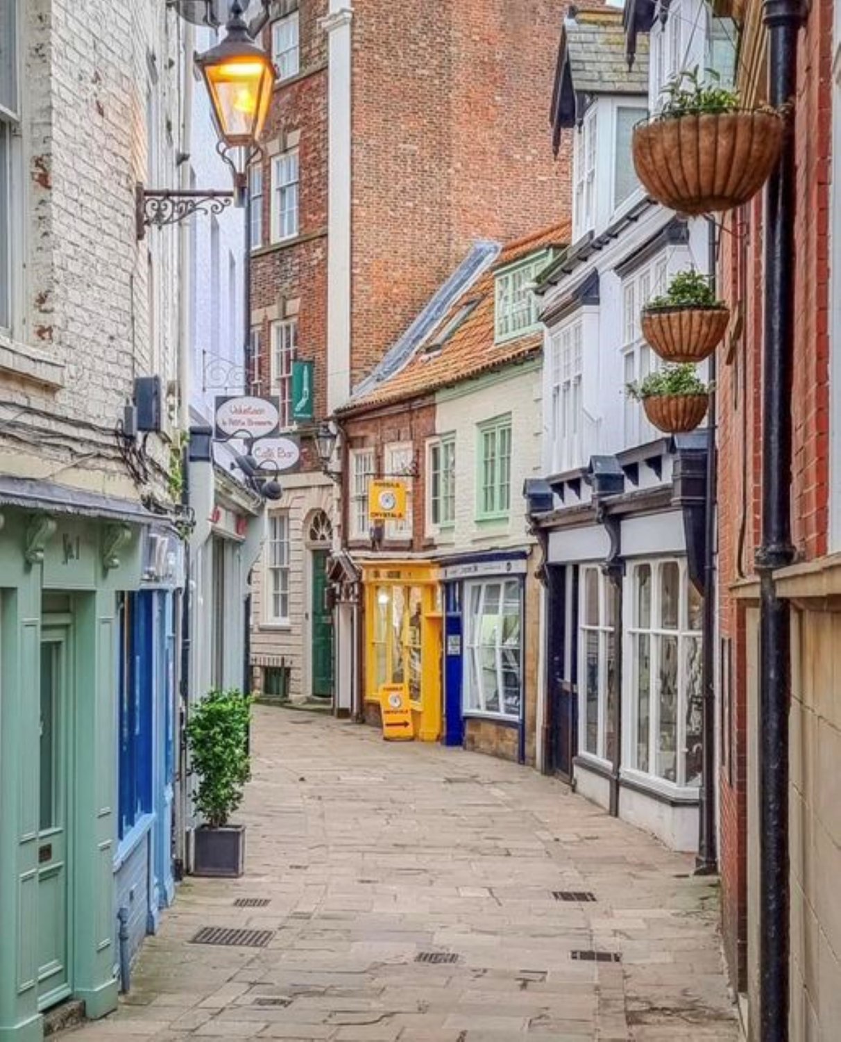 Solve Grape Lane, Whitby jigsaw puzzle online with 598 pieces