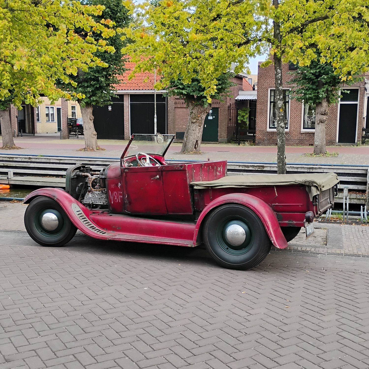 Solve Car jigsaw puzzle online with 81 pieces