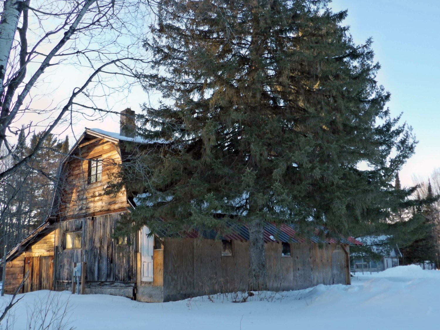 Solve Old barn jigsaw puzzle online with 20 pieces