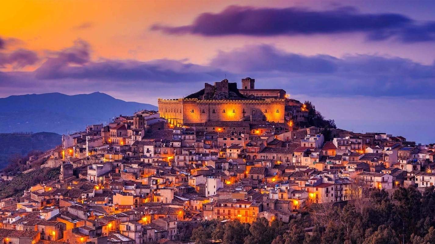 Solve Mountainside village in Sicily jigsaw puzzle online with 91 pieces