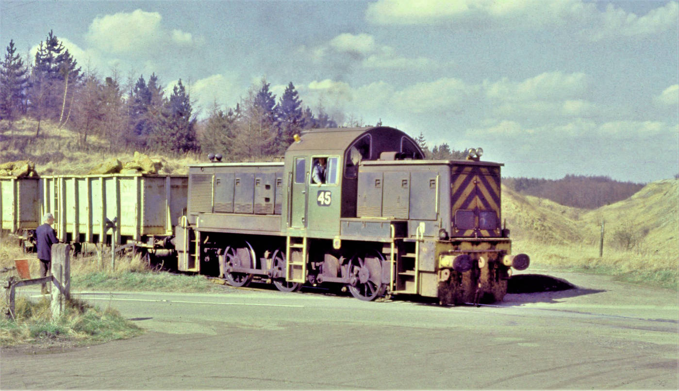 Solve 45 at Corby, the locomotive bringing loaded wagons from Oakley ...
