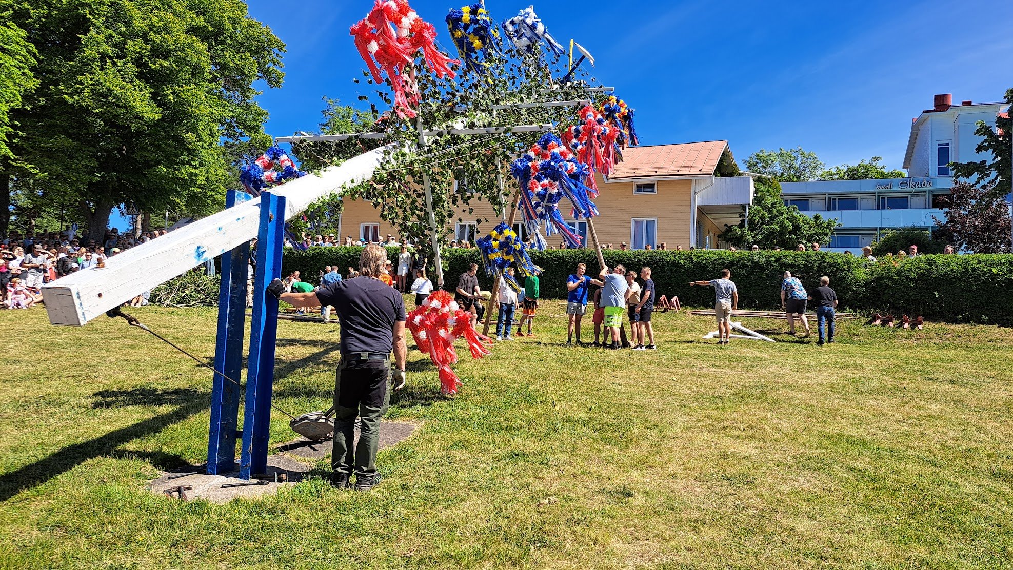 Solve MIDSUMMER IN MARIEHAMN jigsaw puzzle online with 170 pieces