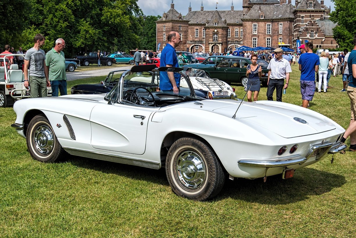 Solve Chevrolet Corvette C1 - 1962 jigsaw puzzle online with 216 pieces
