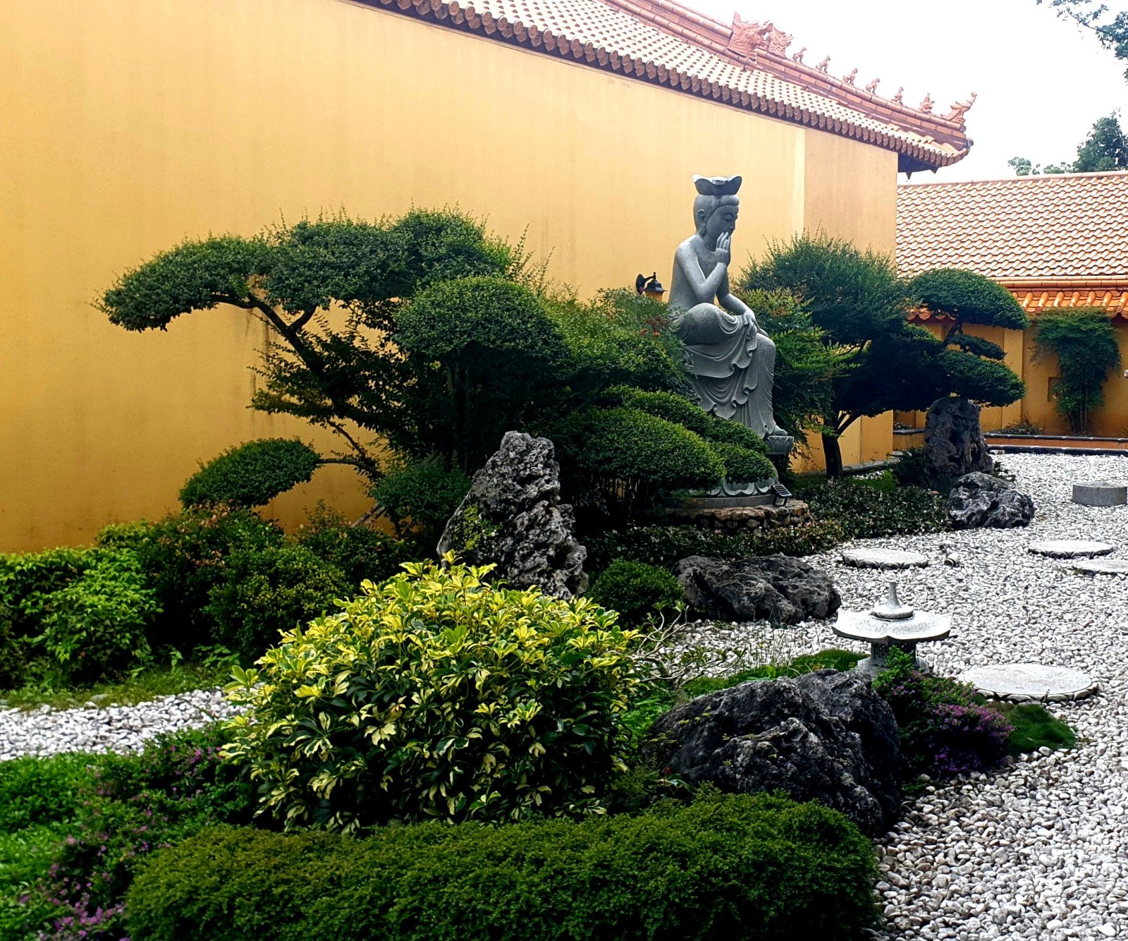 Solve Chun Tian Temple Garden jigsaw puzzle online with 56 pieces