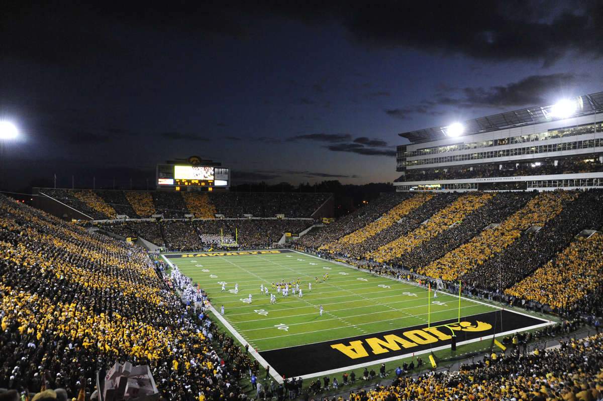 Solve Kinnick Stadium jigsaw puzzle online with 187 pieces