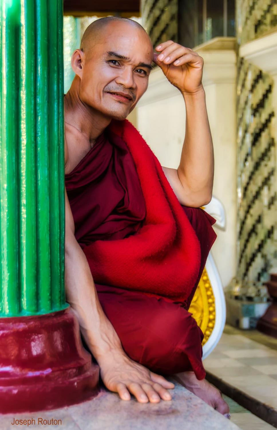 Solve Buddhist monk in Thailand jigsaw puzzle online with 104 pieces