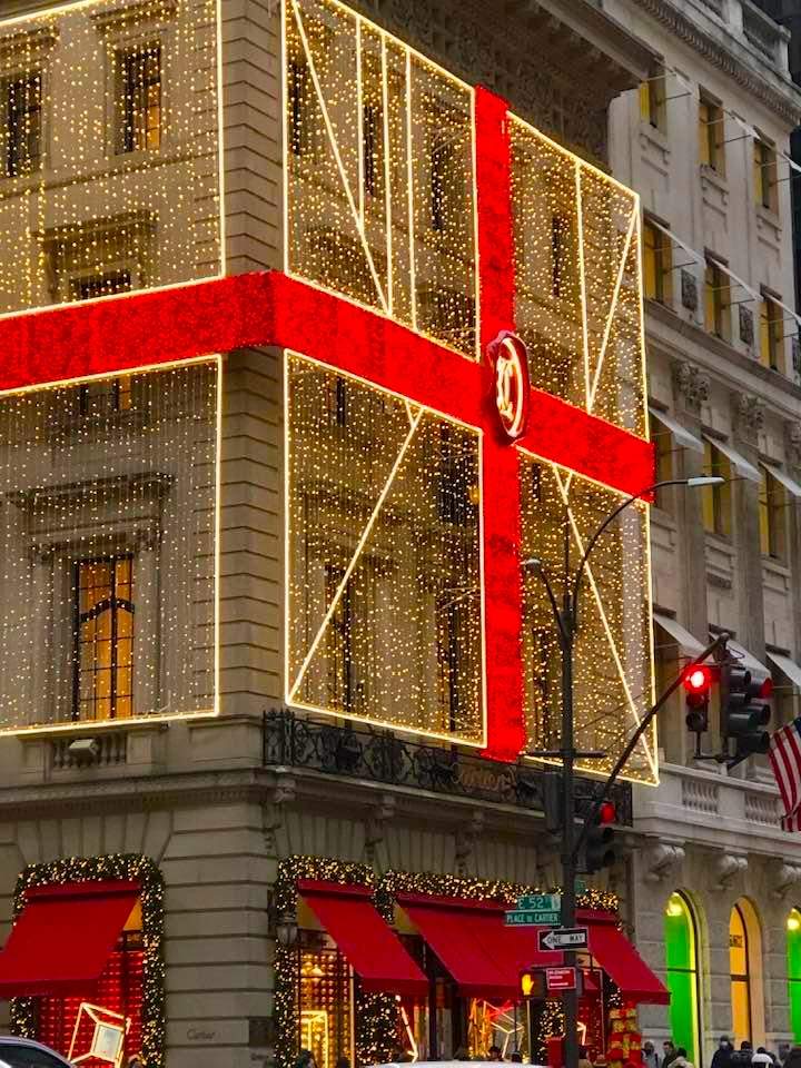 Solve Cartier Building, 5th Ave., NYC jigsaw puzzle online with 63 pieces